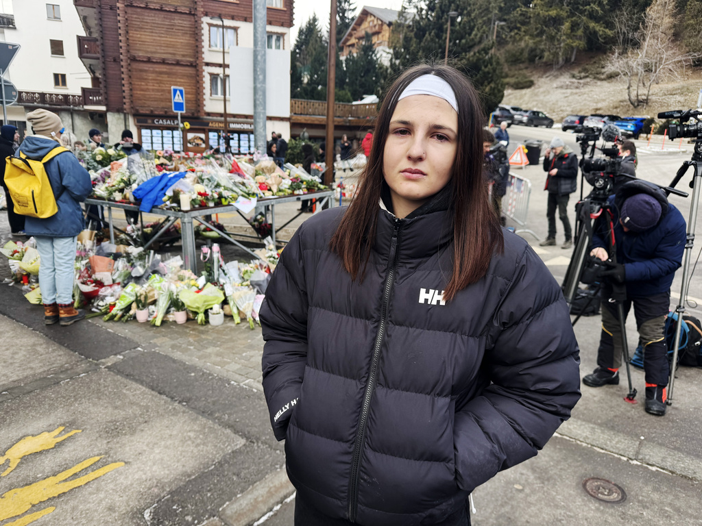 Tre av hennes vänner saknas efter branden