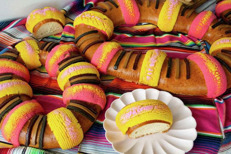 Three Kings' Day is approaching. Here's where to buy Rosca de Reyes to ...