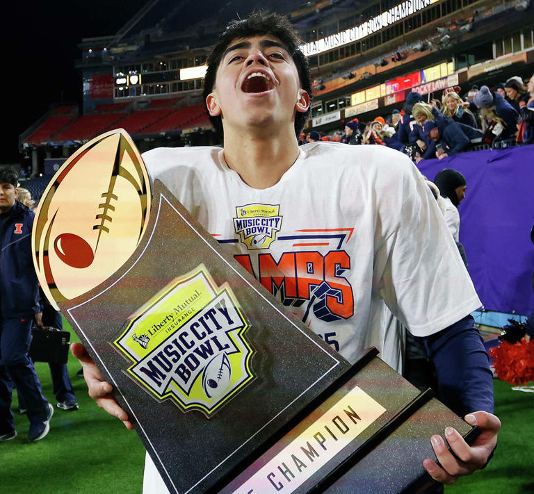 Illini kicker David Olano enters portal two days after bowl game heroics
