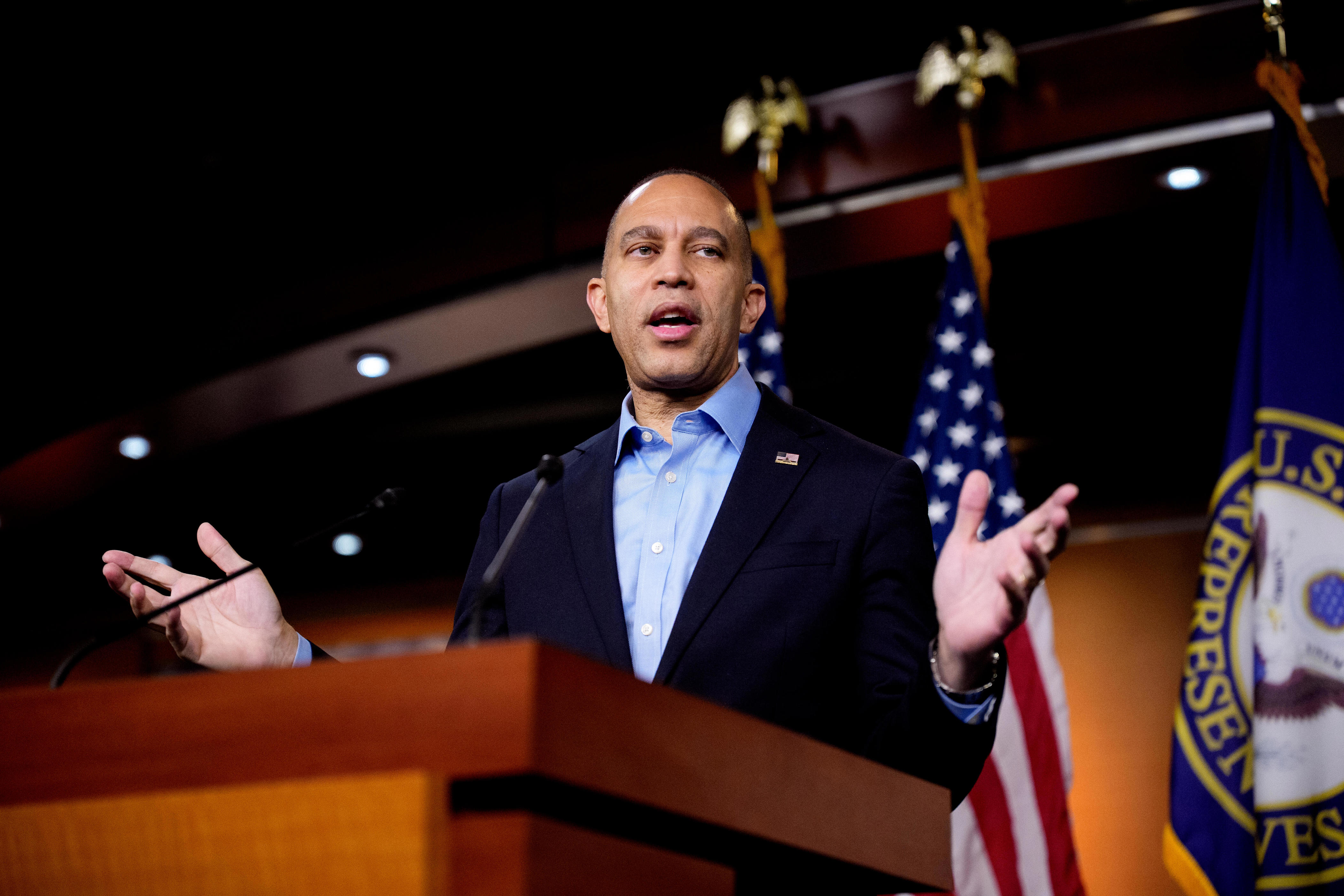 Hakeem Jeffries urges Congress to investigate Trump's health