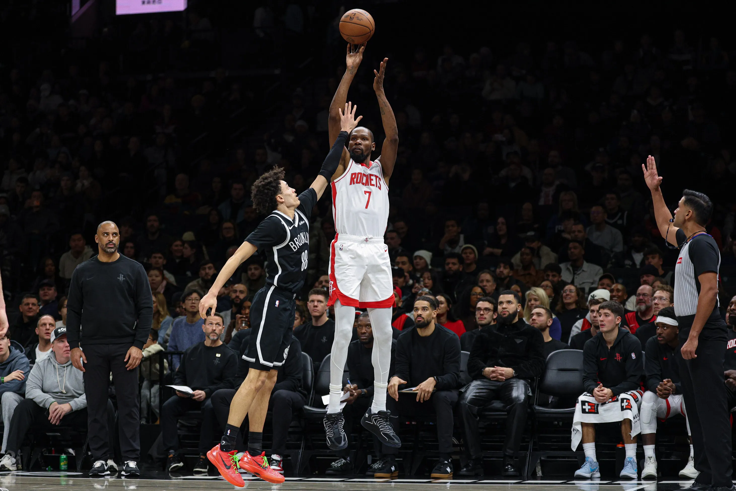 Durant defies time as Rockets surge into contention