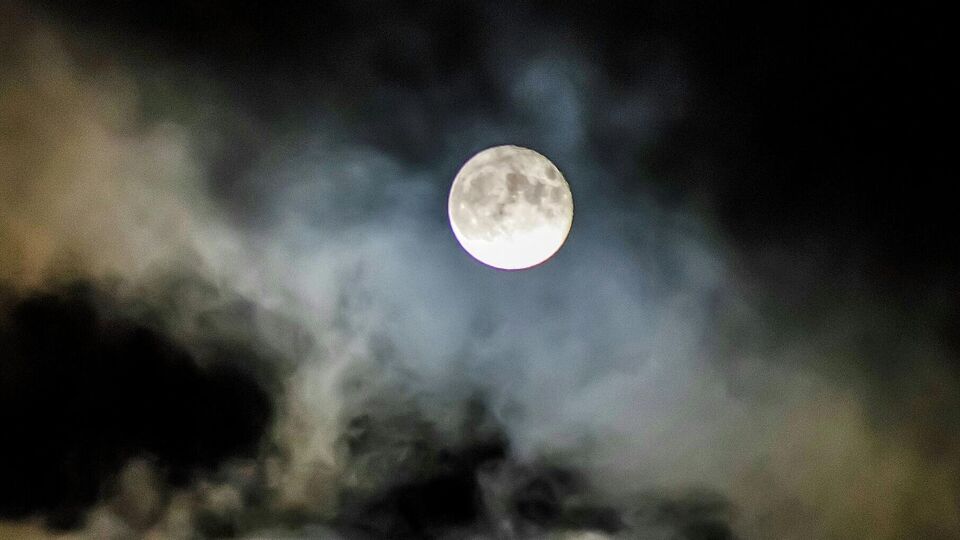 Wolf moon rises tonight! How and when to see 1st full moon of 2026 ...