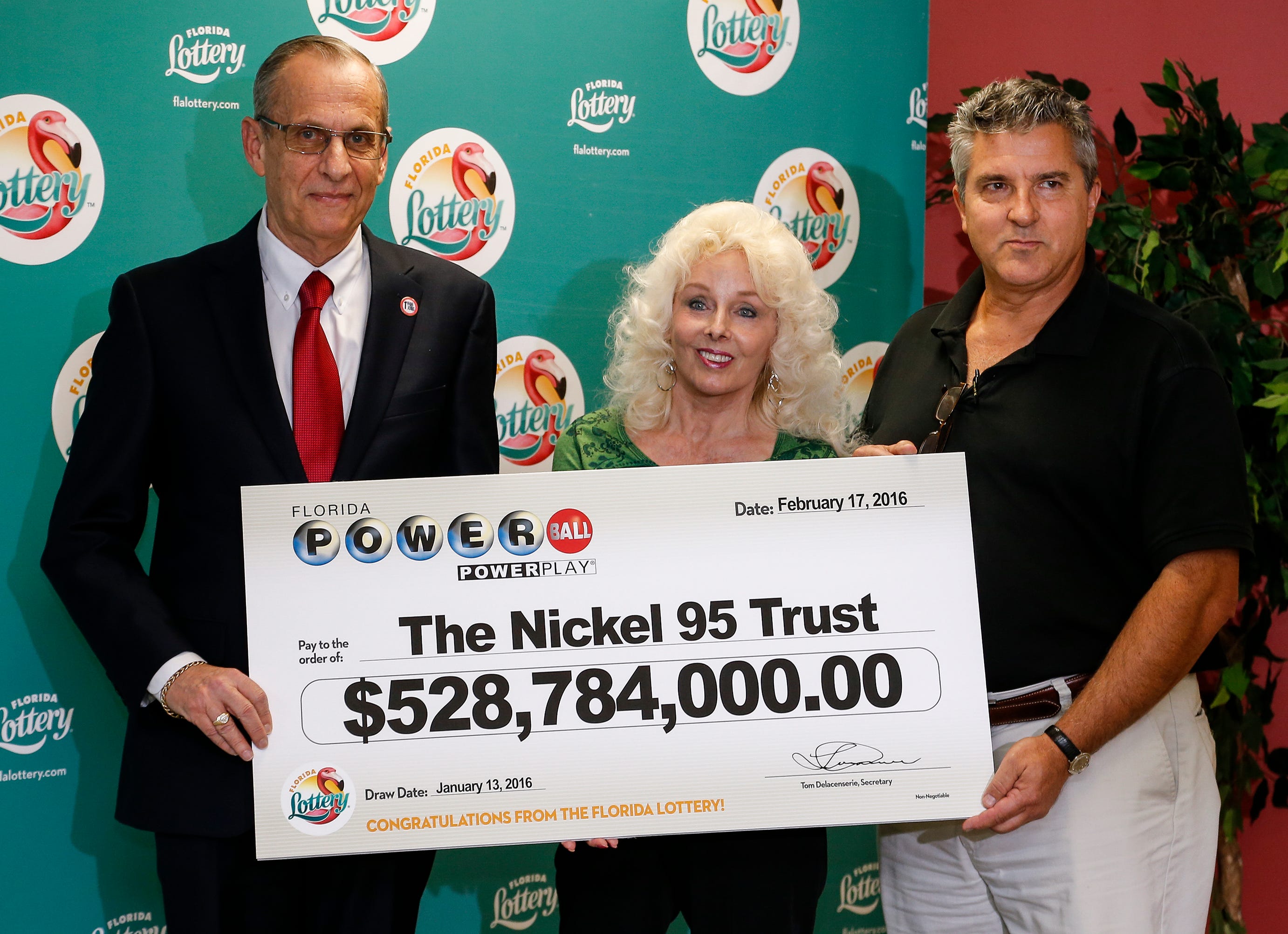 When Powerball first reached $1 billion, look back at the lottery frenzy