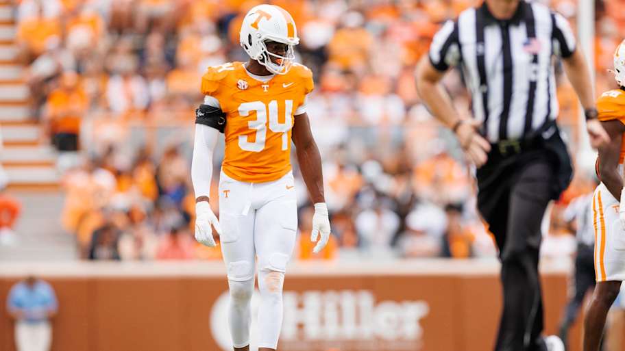 Tennessee football EDGE enters NCAA transfer portal
