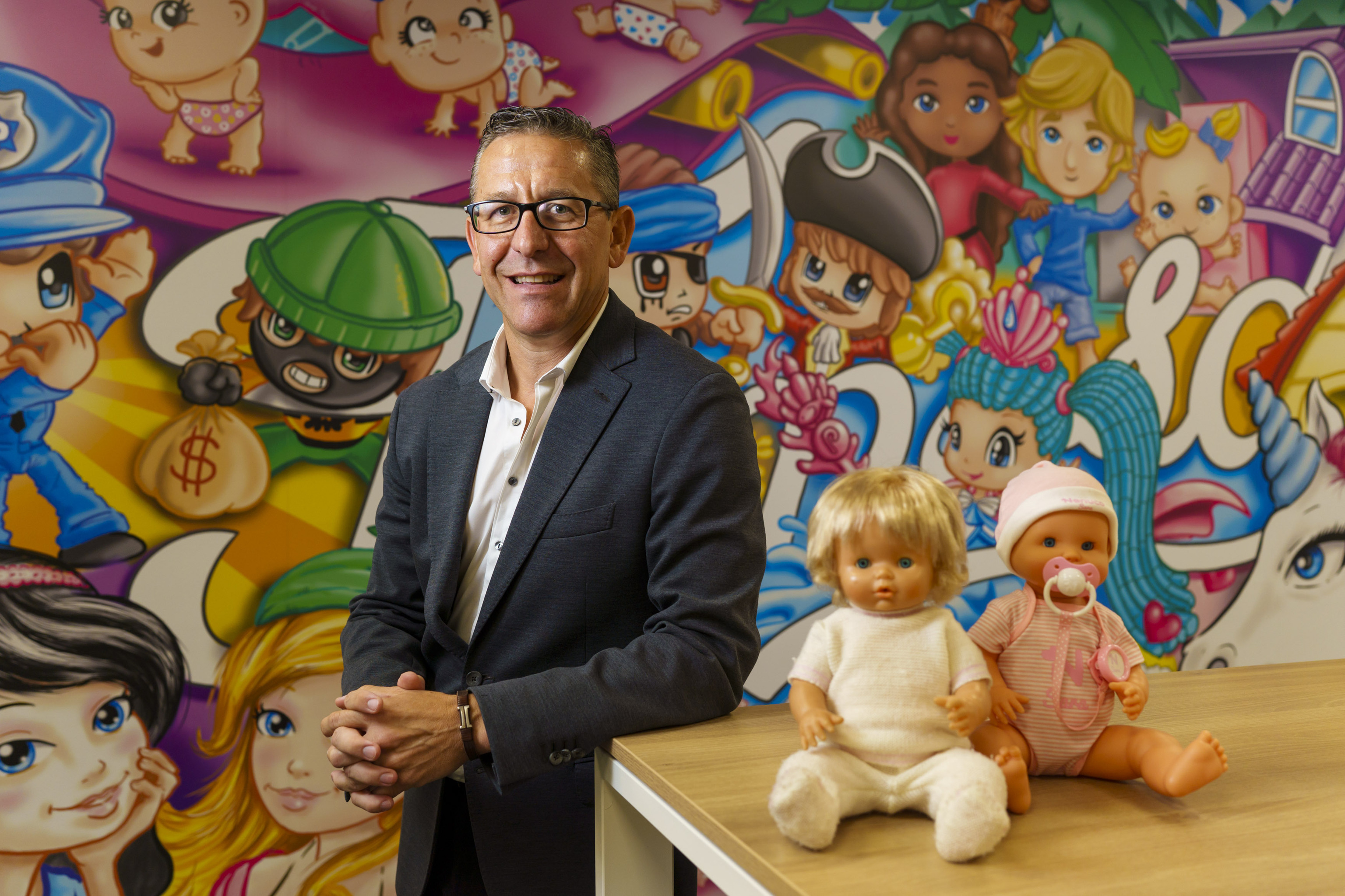 Sus muñecas se siguen dirigiendo hacia el portal, a pesar de la crisis ...