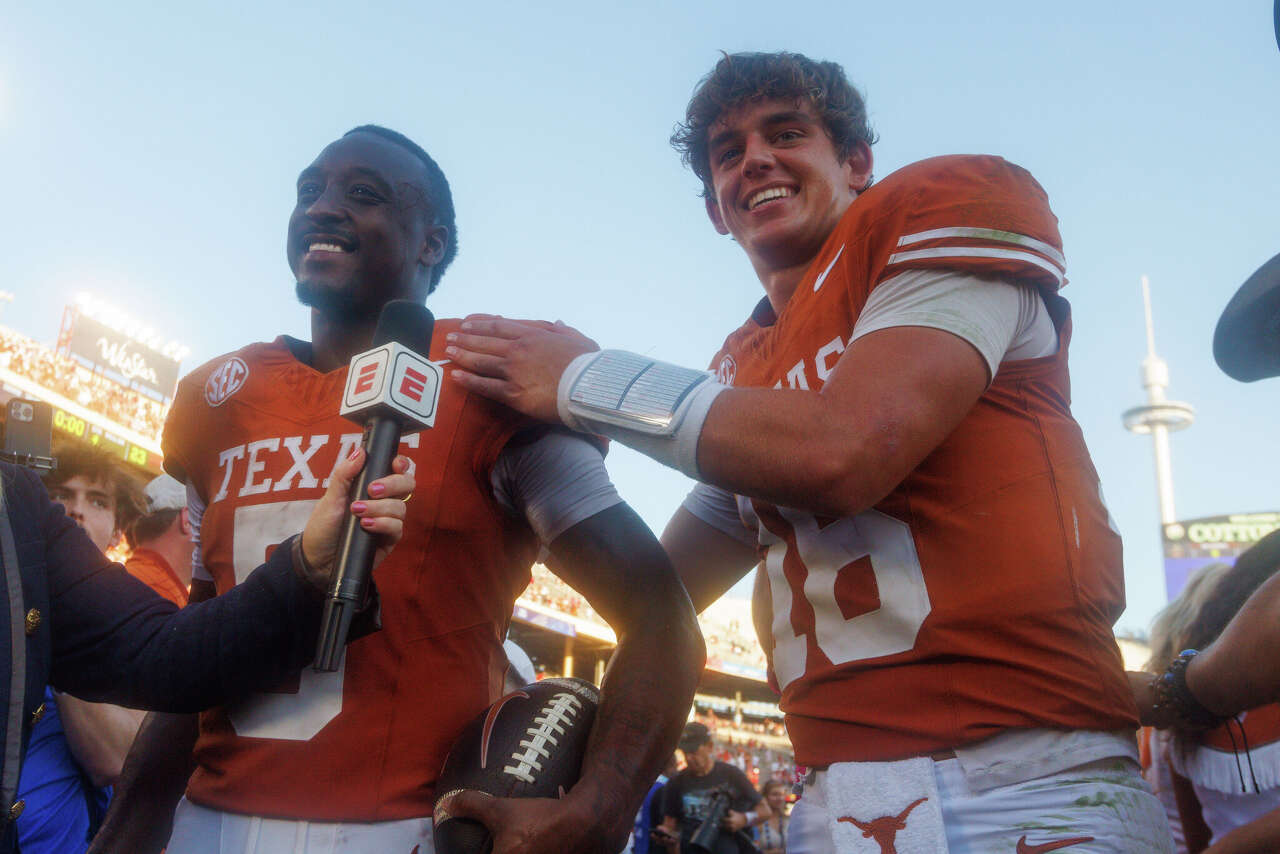 Texas Longhorns empty running back room, rethink NIL strategy