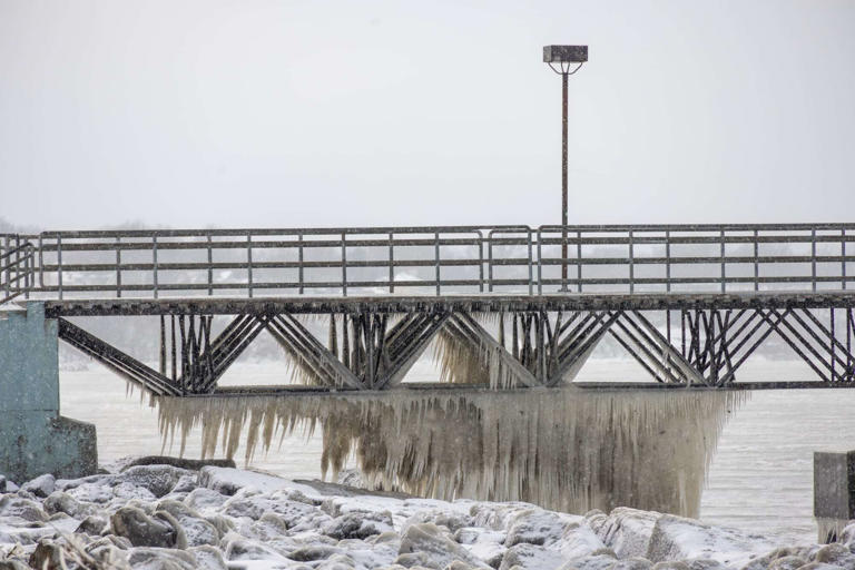Nature has transformed Cleveland’s lakefront into a breathtaking ice ...