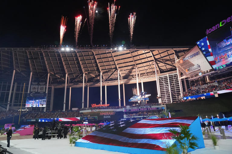 Panthers and Rangers play outdoor hockey game in Miami, replete with ...