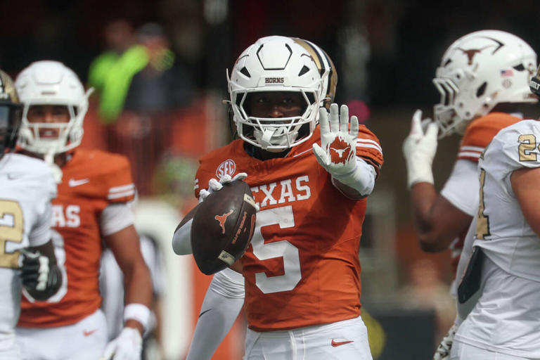 Texas Longhorns empty running back room, rethink NIL strategy