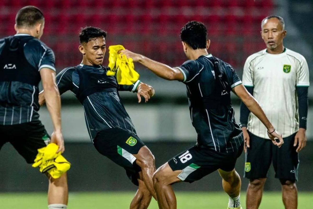 Uston Nawawi tak peduli! Persebaya Surabaya fokus lawan Madura United ...