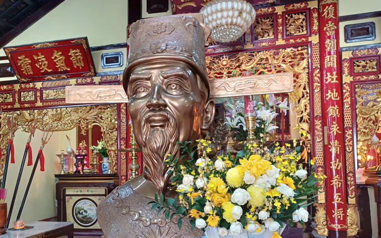 Yêu cầu kiểm tra thông tin tượng Thoại Ngọc Hầu có tên, logo và chữ ký ...