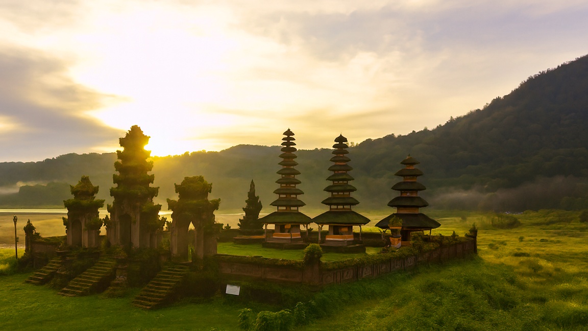 What makes this lakeside temple so peaceful?