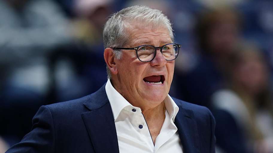 Geno Auriemma calls out 'dumb' UConn play after sloppy performance