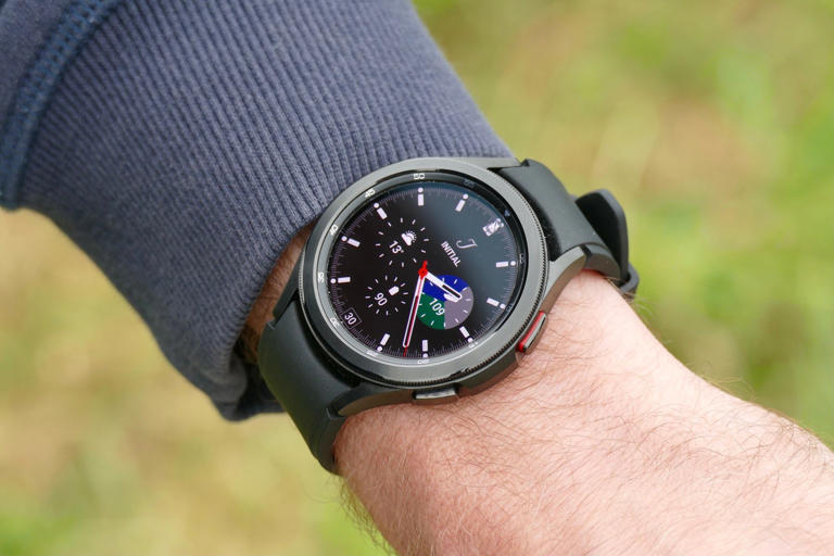 Samsung halts Galaxy Watch 4 update after users report battery drain ...