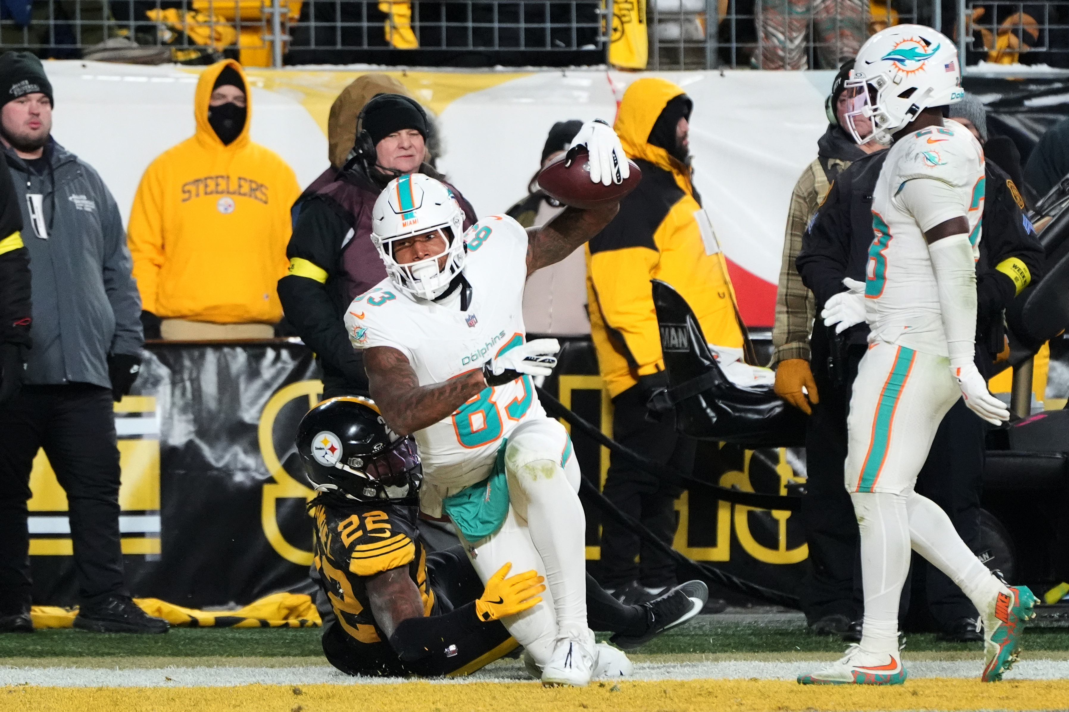 Dolphins place tight end Darren Waller on injured reserve, sign running ...