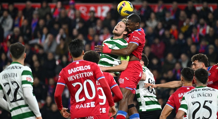 Sporting cede empate em Barcelos