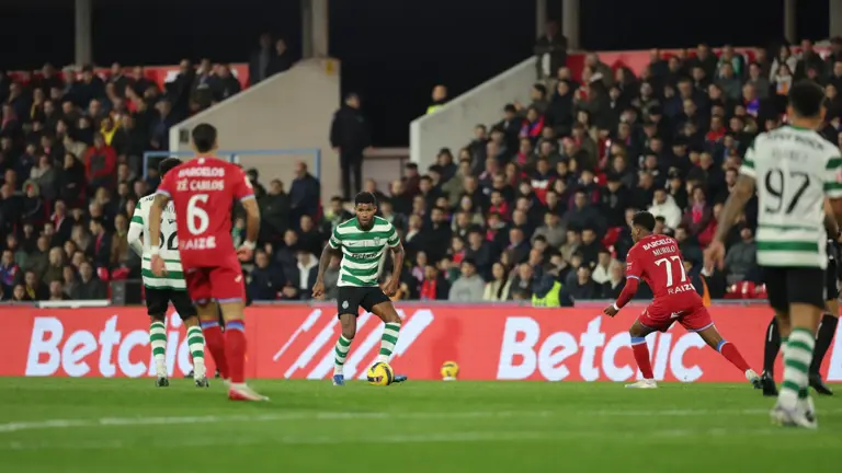 Deu 'galo' em Barcelos. Sporting trava no vermelho e FC Porto pode fugir