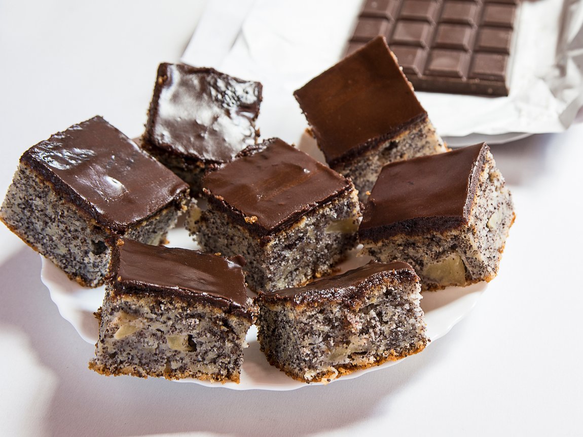 Poppy seed slices with apple and chocolate glaze