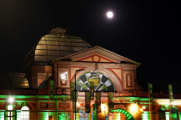 Brilliant Van Veen sets up final against reigning champion Littler