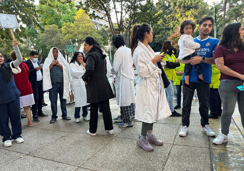 Strong earthquake shakes Mexico's independence monument, hits roads and ...