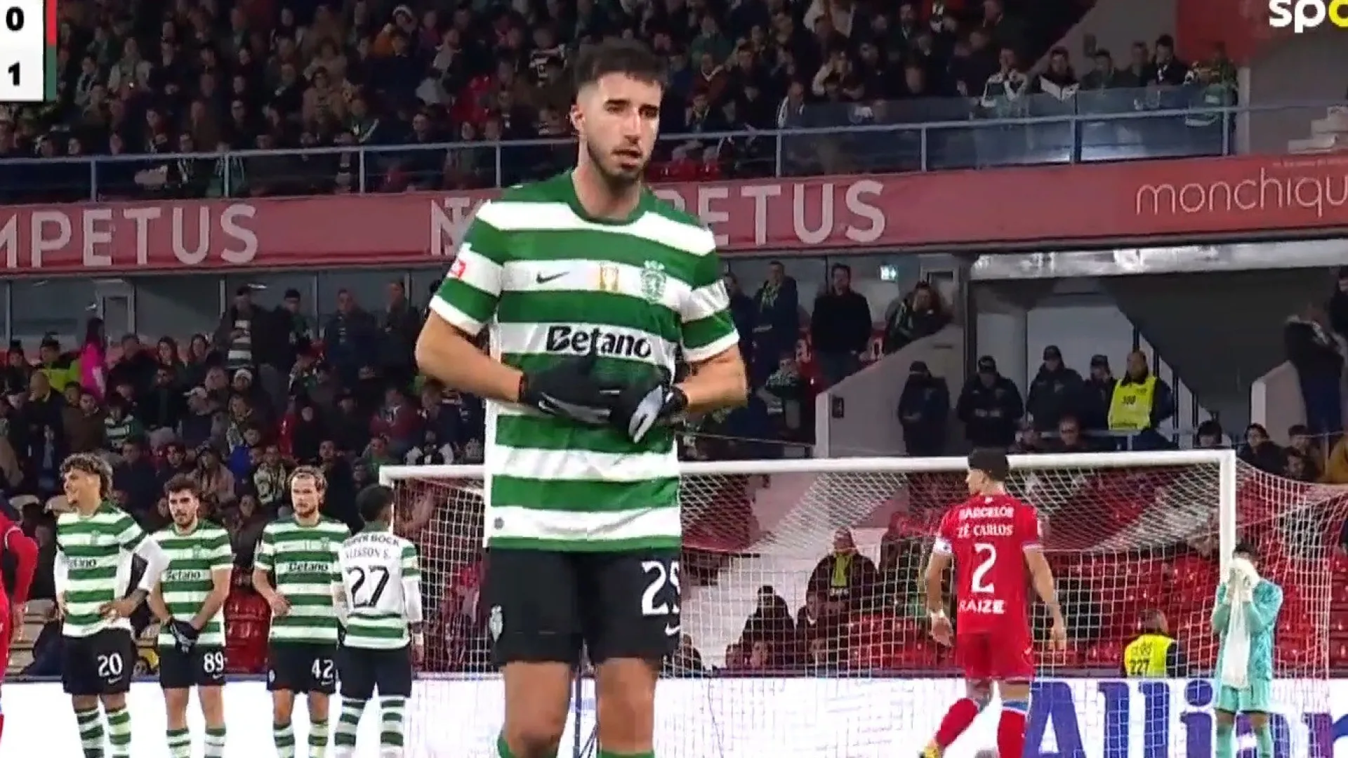 Gonçalo Inácio fez o que não devia e foi expulso neste lance em Barcelos