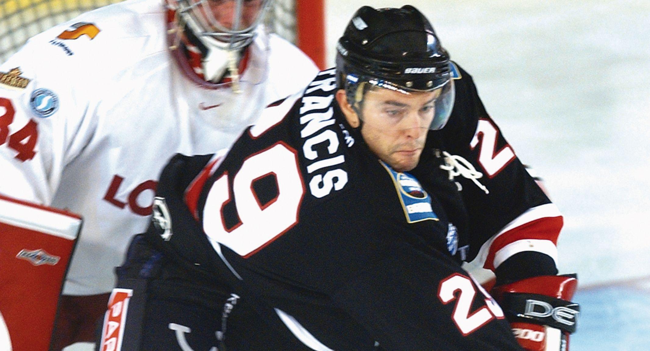 Devils retire 29 jersey to honour 'Franchise' Francis