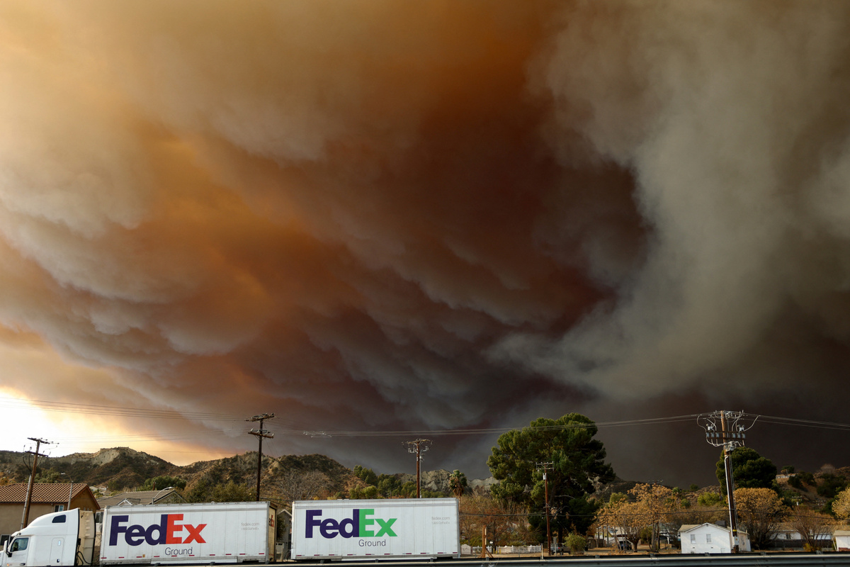 Hughes fire: Explosive new blaze erupts in Los Angeles as evacuations ...