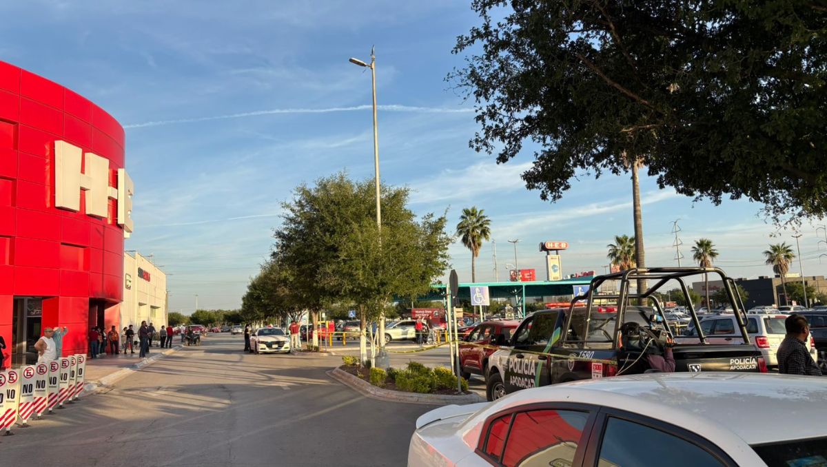 Resguardan a clientes tras balacera afuera de HEB en Apodaca, Nuevo León