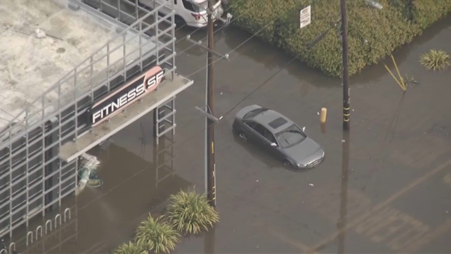 Inundaciones afectan calles y estacionamiento del condado Marín
