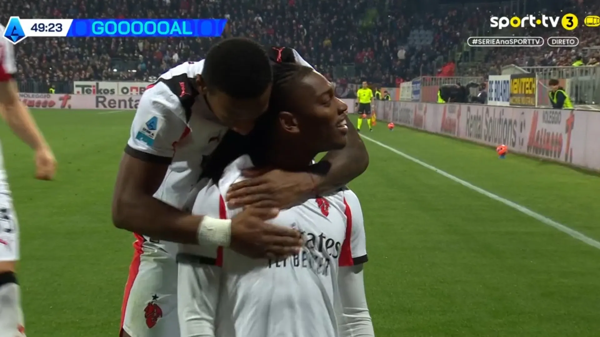 Regressou de lesão e colocou o AC Milan no trono. O golo de Rafael Leão