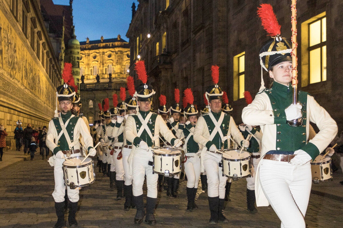 Eiszauber auf Altmarkt: Goldene Reiterin eröffnet Dresdner Winterfest