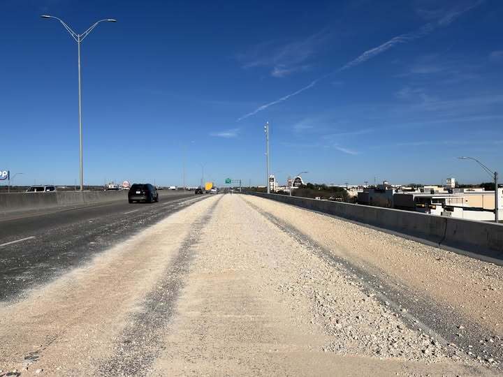 Debris cleanup on I-35 in San Marcos causes traffic delays