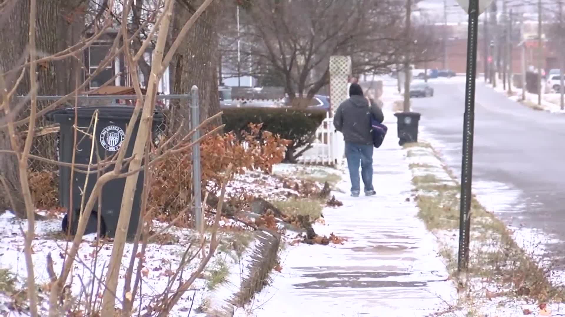 Ohio mail carrier robbed at gunpoint