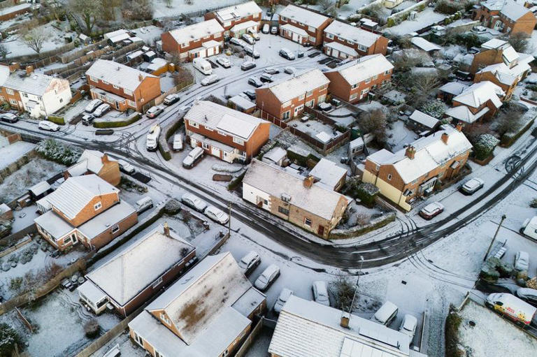 Brits braced for weekend 'snowmageddon' with 15in snow drifts expected ...