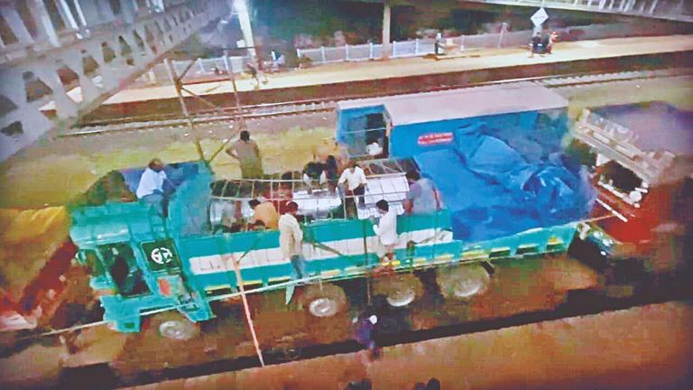 Konkan Railway : रो-रो मालगाडीच्या ट्रकवरील लोड सरकला