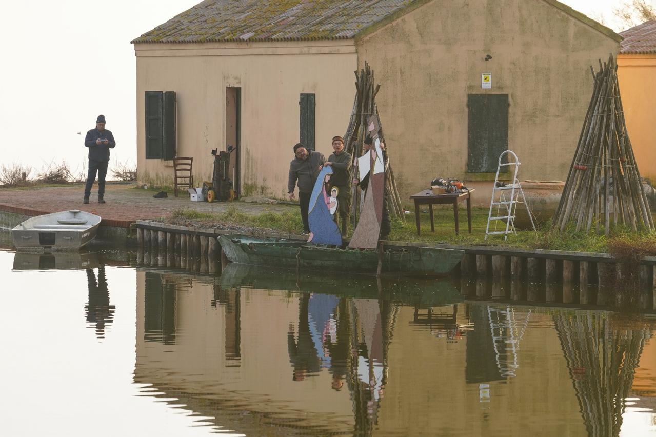Babbo Natale a bordo della «batana» lagunare. Un video emozionante