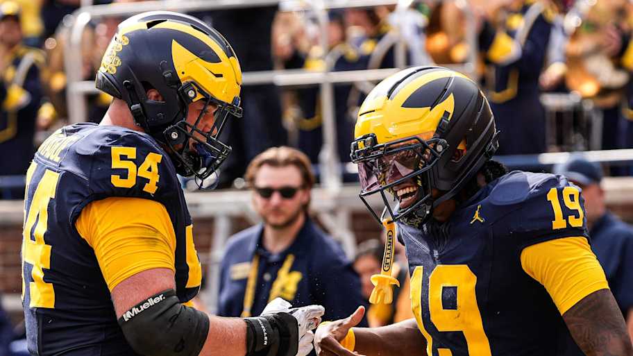 Michigan football starting offensive lineman enters transfer portal