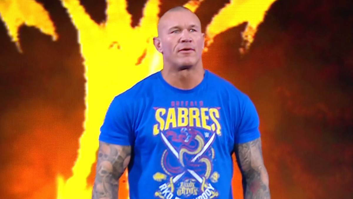 WWE legend makes surprise return on SmackDown; sets his sights on the ...