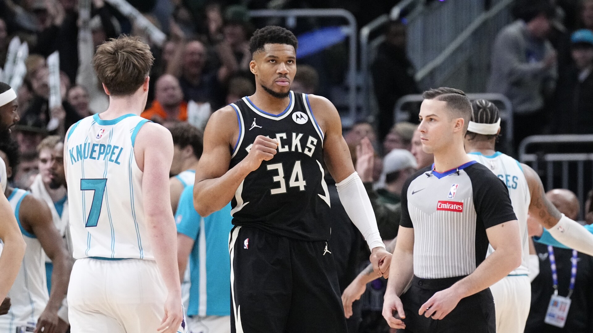 Watch Giannis Antetokounmpo throw down game-winning alley-oop, Bucks ...