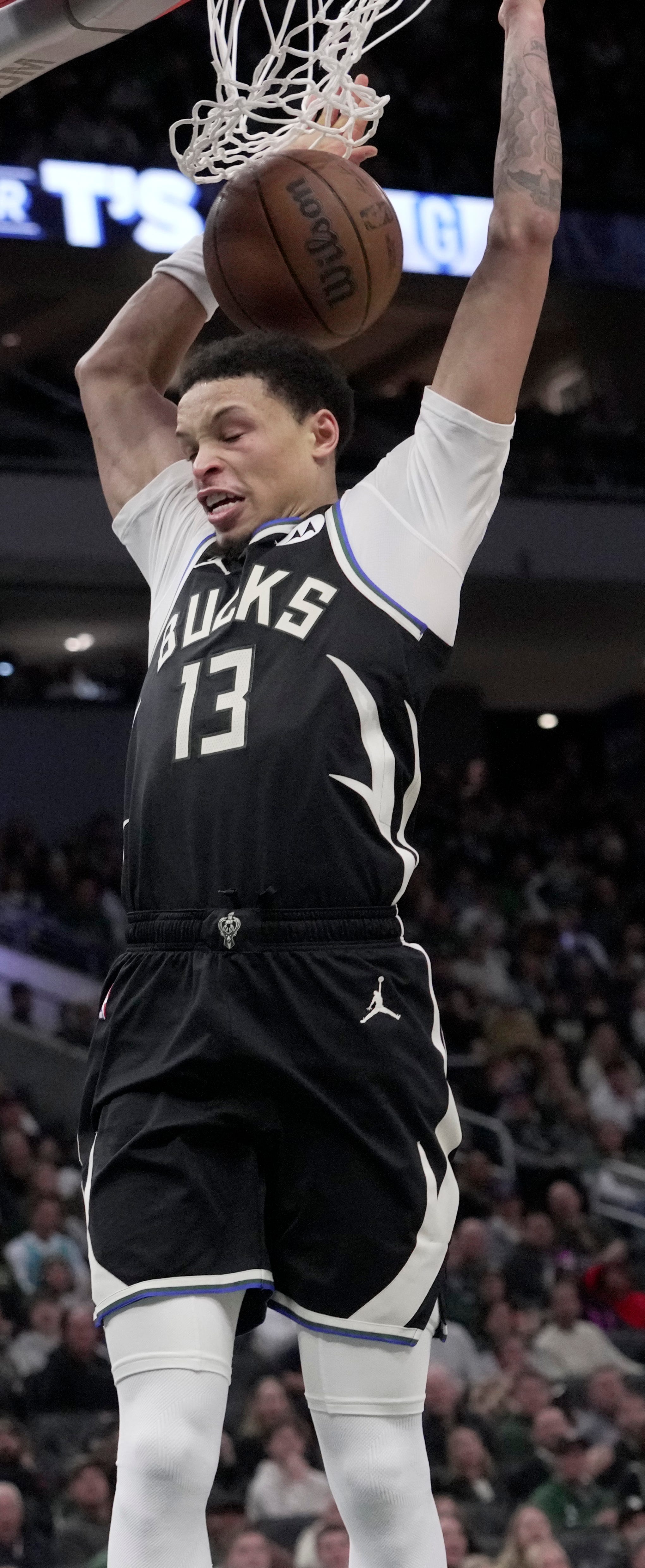 Late dunk by Giannis helps Bucks avoid another heartbreaking loss