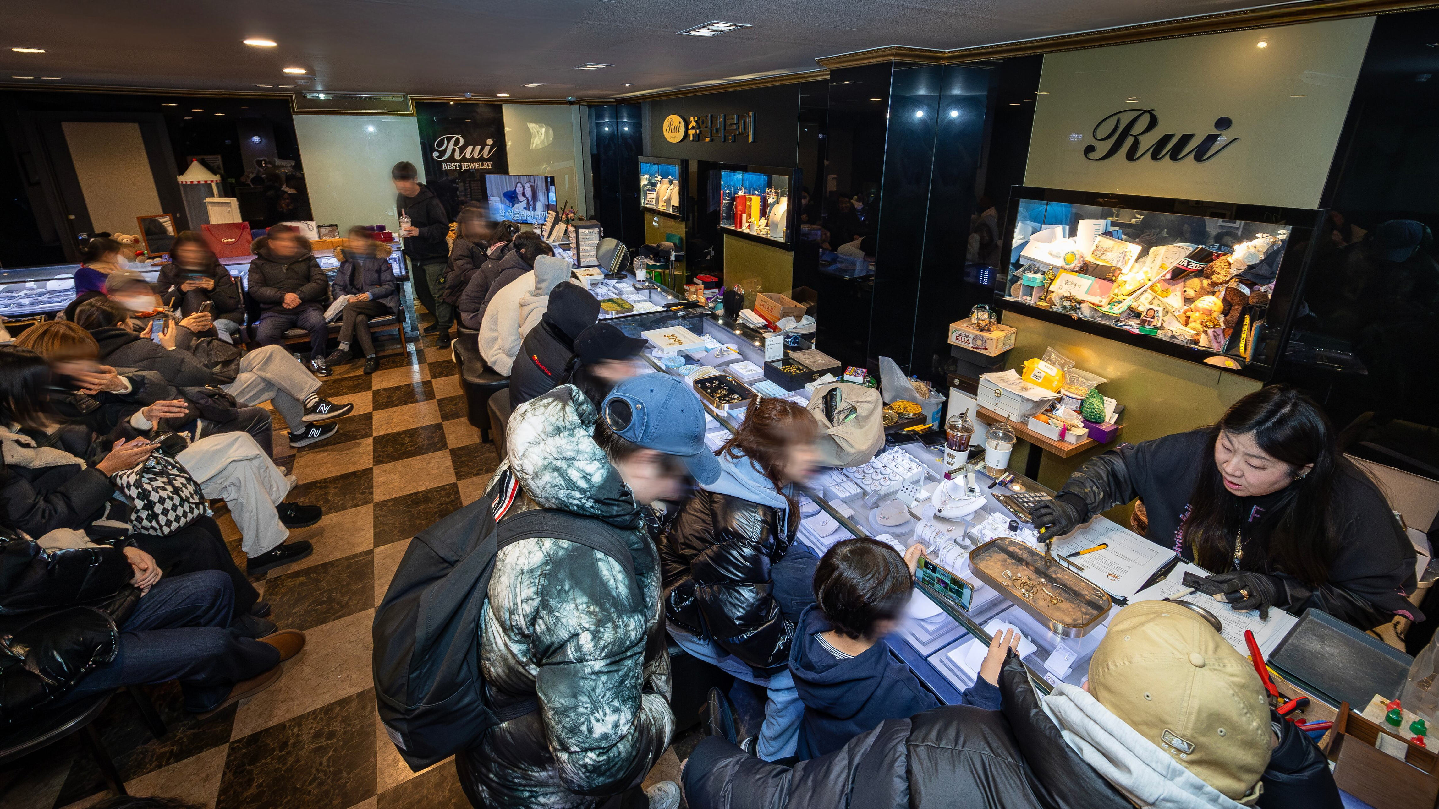 South Koreans sell air conditioner gold logos as prices surge