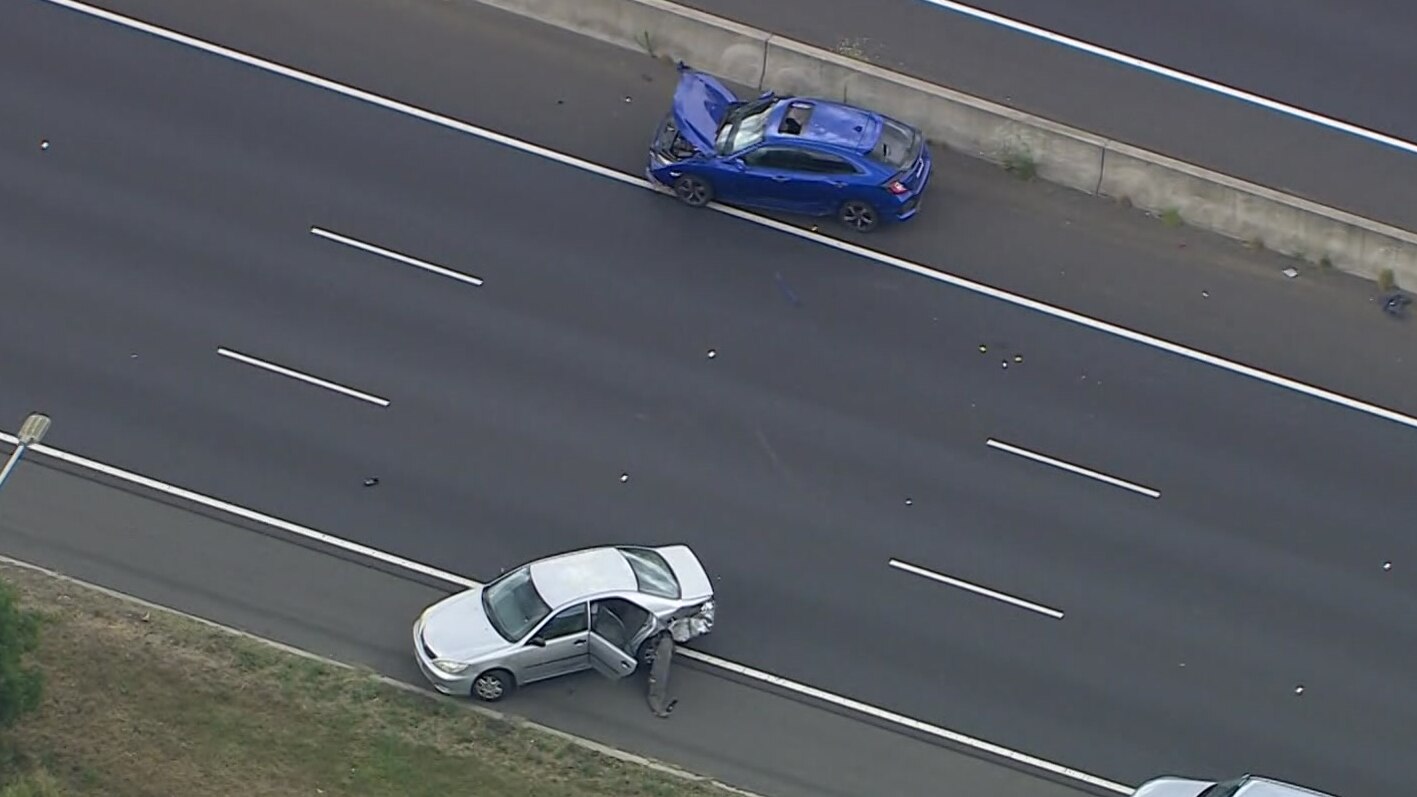 Fight breaks out after crash on Monash Freeway in Melbourne's south-east