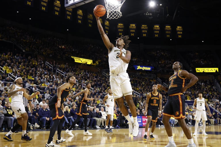 Behind Morez Johnson Jr., No. 2 Michigan slams No. 24 USC
