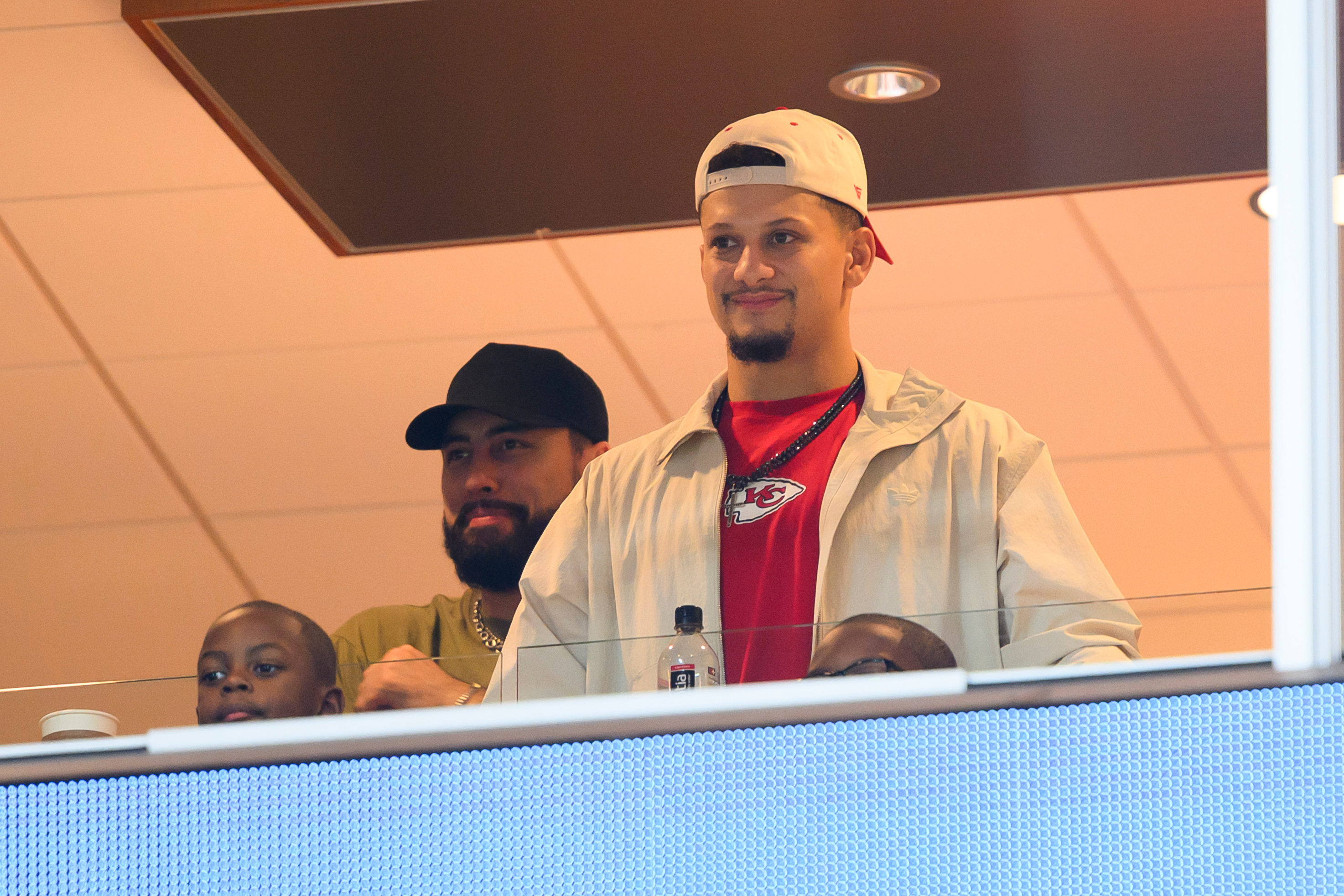 Patrick Mahomes rehabs in Oregon jersey after losing Orange Bowl bet to ...