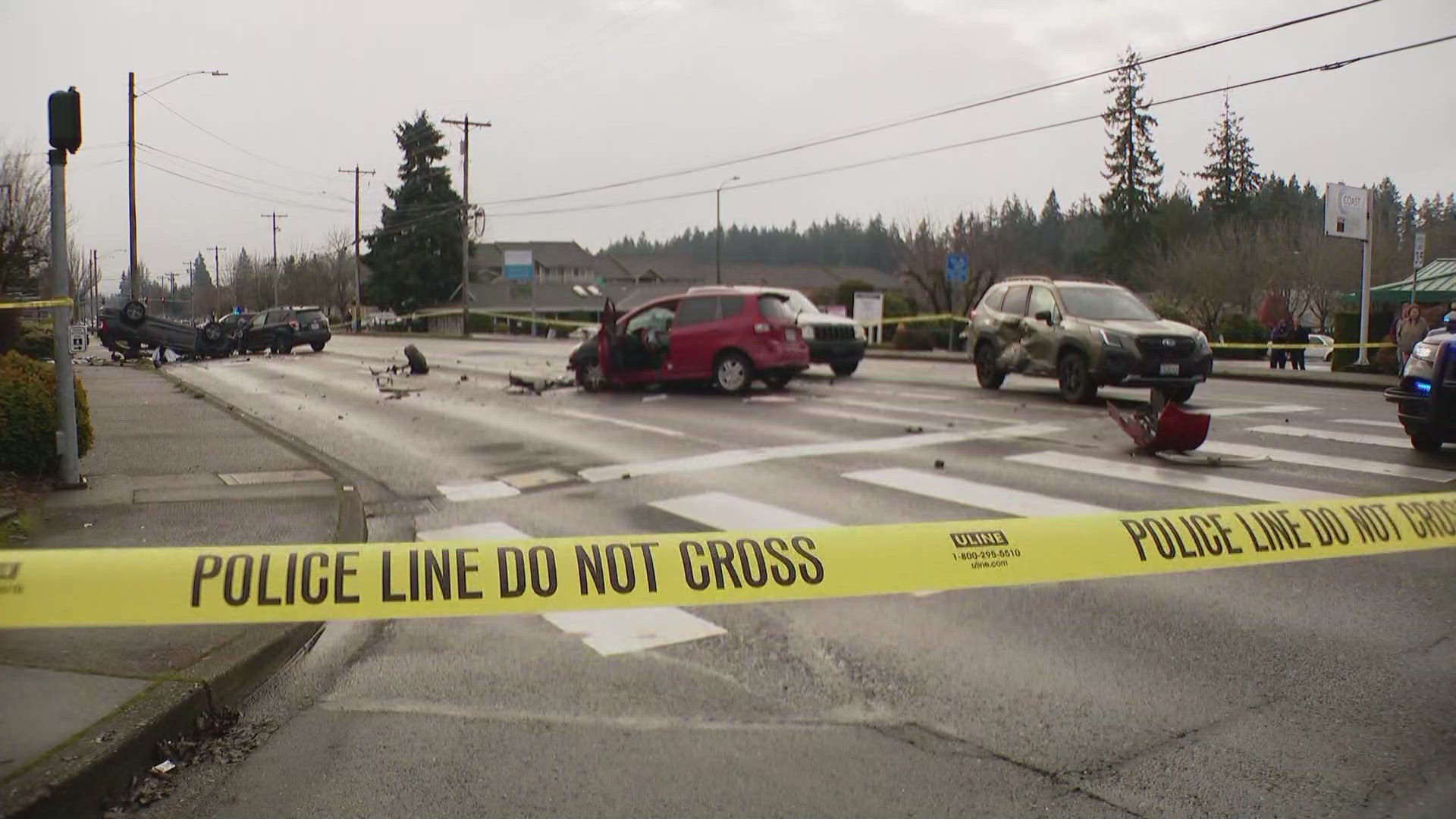 2 dead, 2 hurt in Everett car crash