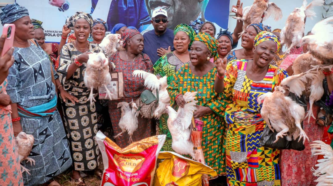 Yuletide: FHA boss shares food items to Osun residents