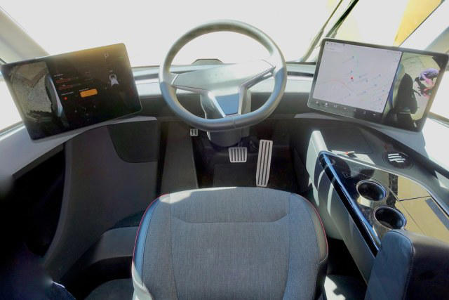 Tesla's electric semi: Navigating breakdowns on the road to revolution