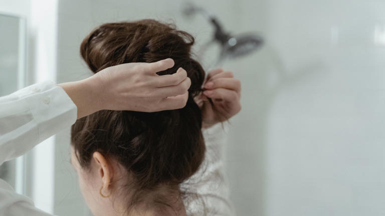 The super simple hairstyle trick that gives you a chic look in 2 minutes