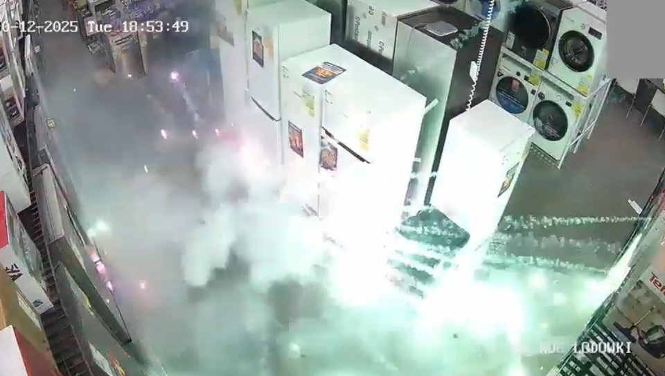 Odpalili fajerwerki w szczecińskim centrum handlowym. Chcieli ukryć ...