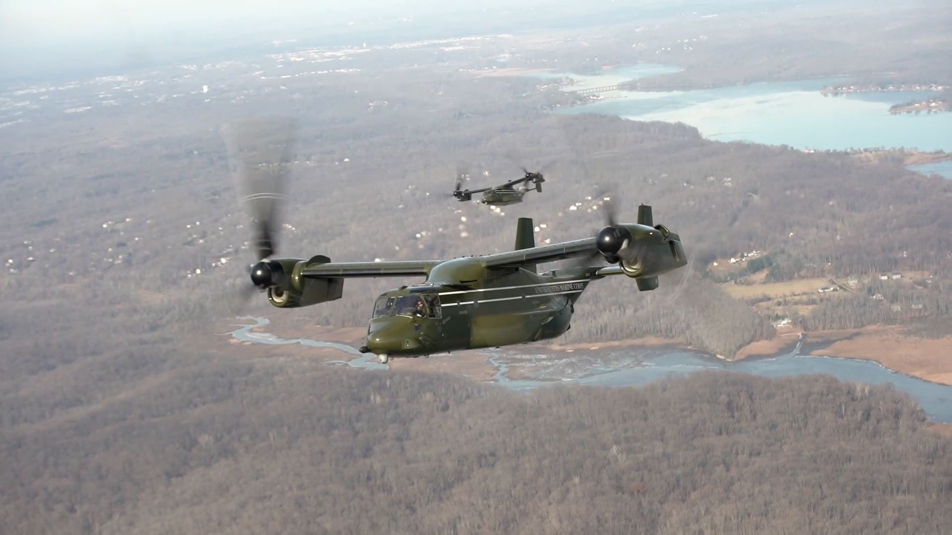 Ospreys do HMX-1 fazem sobrevoo missing man em Quantico